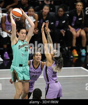 Golden State Valkyries guard-forward Kaila Charles (6) dribbles the ...