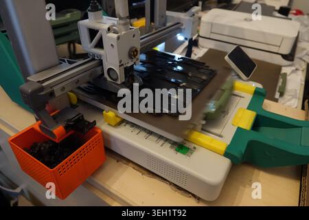 PRODUCTION - 14 May 2026, Berlin: A man demonstrates a vein finder from ...