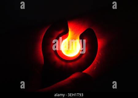 PRODUCTION - 14 May 2026, Berlin: A man demonstrates a vein finder from ...