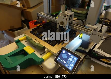 PRODUCTION - 14 May 2026, Berlin: A man demonstrates a vein finder from ...