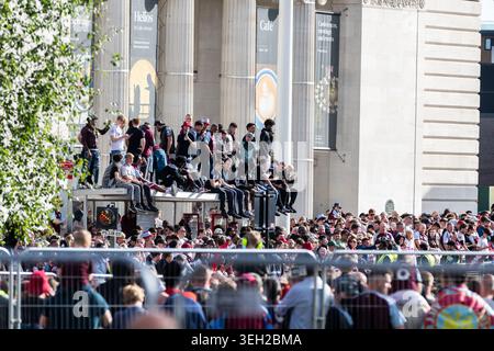 Aston Villa players and fans celebrate winning the europa league in ...