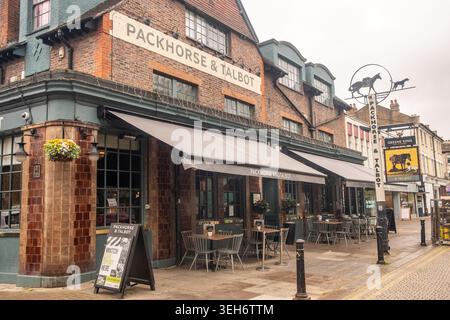 LONDON - APRIL 15, 2026: CHISWICK HIGH ROAD W4 – Waterstones bookshop ...