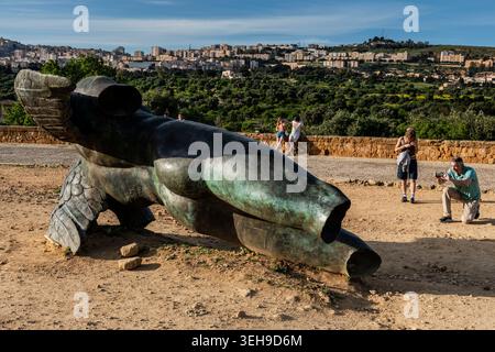 Fallen Icarus, recumbent bronze sculpture of a warrior, Igor Mitoraj ...