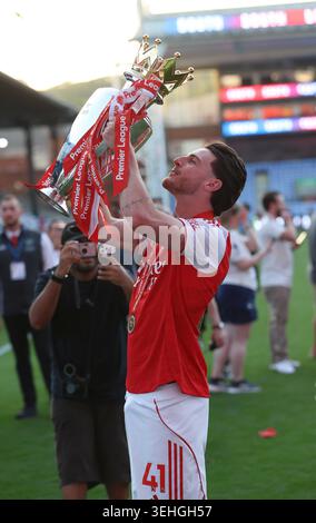 LONDON, ENGLAND - MAY 24: Declan Rice #41 of Arsenal walks to the bench ...