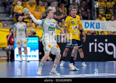 Gisli Thorgeir Kristjansson (SCM, 10), on the ball, giving instructions ...