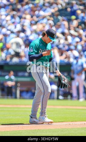 Seattle Mariners starting pitcher Bryan Woo throws against the ...