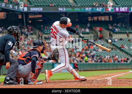 Baltimore Orioles first baseman Pete Alonso (25) readies to catch the ...
