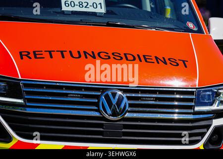Aufschrift "Rettungsdienst" auf Rettungswagen Symbolfoto: Blaulicht, 16 ...
