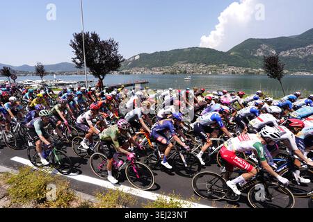 The pack rides during Stage 17 of the Giro dÕItalia, from Cassano ...