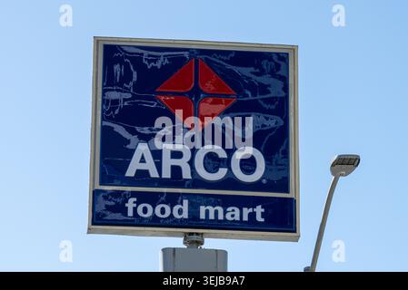 Arco food mart sign with logo against clear blue sky, San Francisco ...