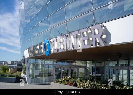 Exterior of Chase Center arena with glass facade and main entrance ...