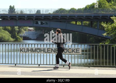 Eine Frau joggt bei Temperaturen um die 25 Grad über die ...
