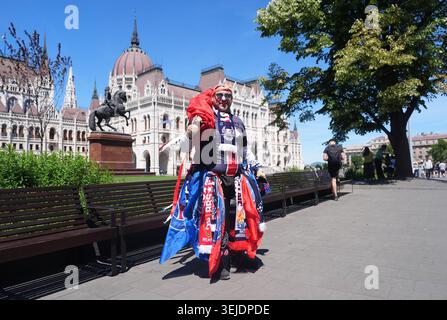 Arsenal fans outside the Hungarian Parliament Building in Budapest ...