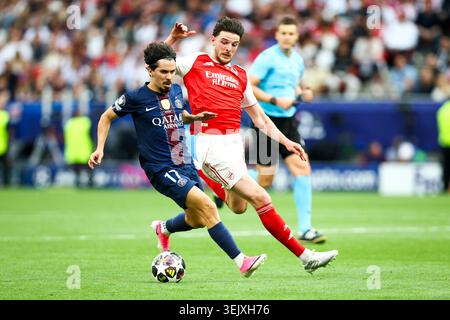 Declan Rice of Arsenal battles with Vitinha of Paris Saint-Germain ...