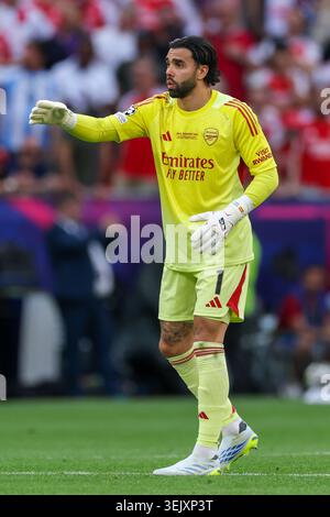 David Raya of Arsenal during the Paris Saint-Germain v Arsenal UEFA ...