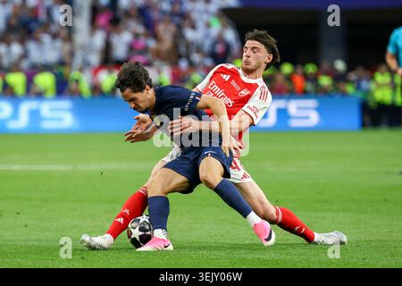 Declan Rice of Arsenal battles with Vitinha of Paris Saint-Germain ...