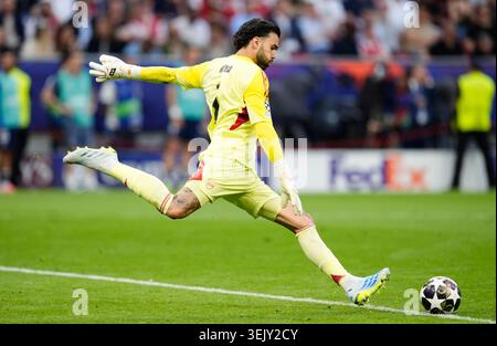 David Raya of Arsenal during the Paris Saint-Germain v Arsenal UEFA ...