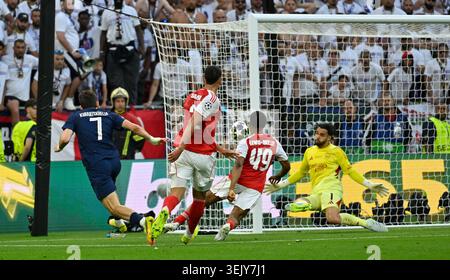 from left Myles Lewis-Skelly, Desire Doue (PSG) Budapest, May 30, 2026 ...