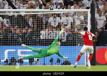 Gabriel Magalhaes of Arsenal misses his penalty during the Paris Saint ...