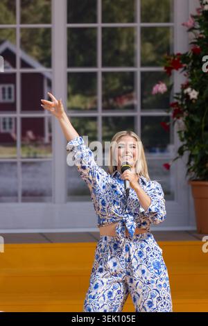 Beatrice Egli in the ARD TV show 'Immer wieder sonntags' at Europa-Park ...