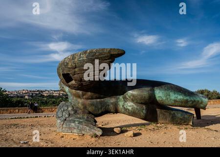 Fallen Icarus, recumbent bronze sculpture of a warrior, Igor Mitoraj ...