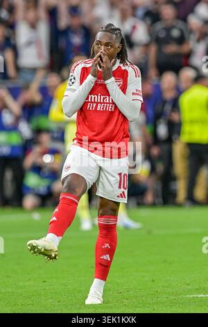 Eberechi Eze of Arsenal misses his penalty during the Paris Saint ...