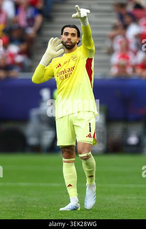 David Raya of Arsenal during the Paris Saint-Germain v Arsenal UEFA ...