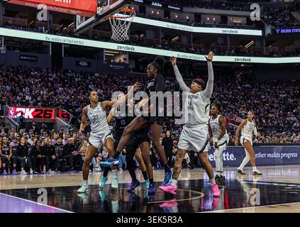Las Vegas Aces forward Kierstan Bell (1) plays against the Golden State ...