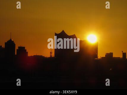 PRODUCTION - 21 April 2026, Hamburg: The Hamburg church St. Michaelis ...