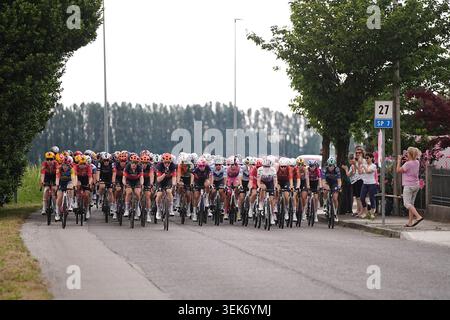 The pack rides during Stage 3 of the Giro d’Italia Women, from Bibione ...