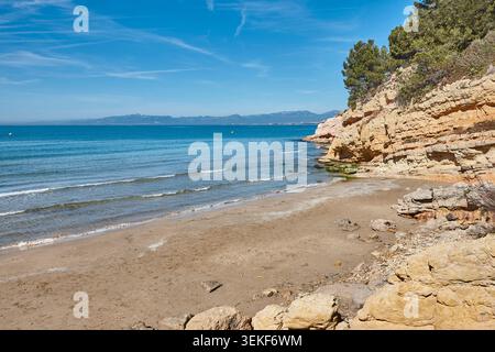 Picturesque mediterranean beach. Penya tallada, Salou. Tarragona ...