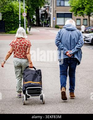 GOUDA - Elderly people walk together in the city ROBIN UTRECHT /ANP ...