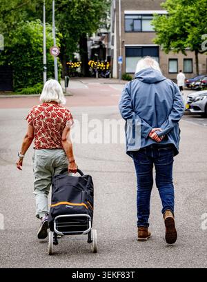 GOUDA - Elderly people walk together in the city ROBIN UTRECHT /ANP ...