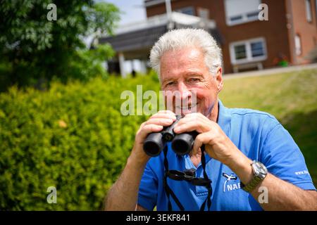PRODUCTION - 29 May 2026, Hamburg: Hamburg's stork keeper Jürgen Pelch ...