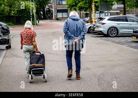 GOUDA - Elderly people walk together in the city ROBIN UTRECHT /ANP ...