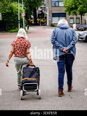 GOUDA - Elderly people walk together in the city ROBIN UTRECHT /ANP ...