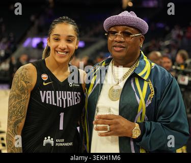 Golden State Valkyries forward Gabby Williams (1) drives to the basket ...