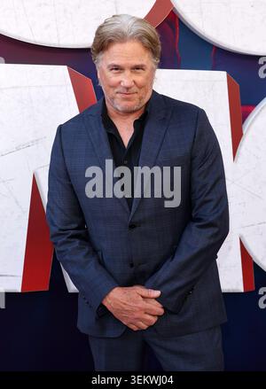 Lochlyn Munro arrives at the premiere of "Scary Movie" on Wednesday ...