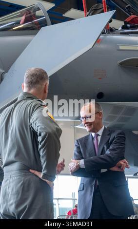 Chancellor Friedrich Merz talks with soldiers and female soldiers in ...