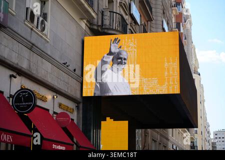General atmosphere of the streets of central Madrid during the visit of ...