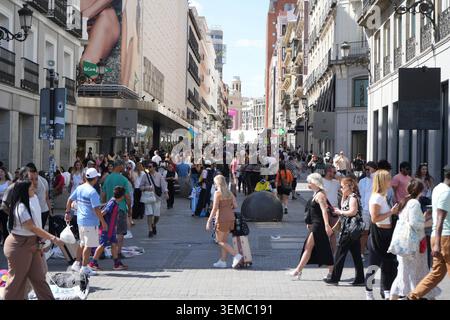 General atmosphere of the streets of central Madrid during the visit of ...