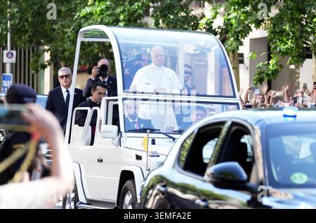 General atmosphere of the streets of central Madrid during the visit of ...