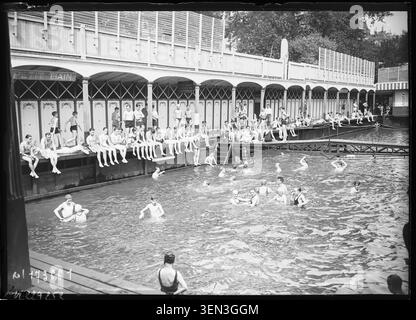 Bathers during the heat wave on the san martins channel in Paris - 21 ...