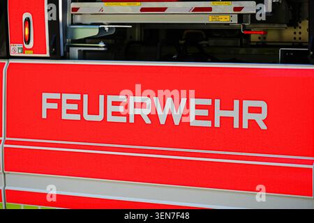 Aufschrift "Feuerwehr" auf Feuerwehrauto Symbolfoto: Blaulicht, 16.06. ...