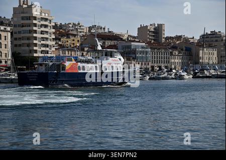 The passenger transport ship Henri-Jacques Espérandieu leaves the Vieux ...