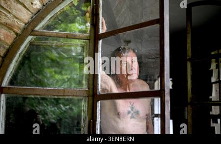 PRODUCTION - 10 June 2026, Brandenburg, Wünsdorf: The artist Manfred ...