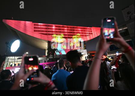 People watching a light show of HSBC Life Illuminations at The Peak ...