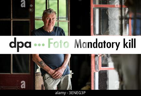 PRODUCTION - 10 June 2026, Brandenburg, Wünsdorf: The artist Manfred ...