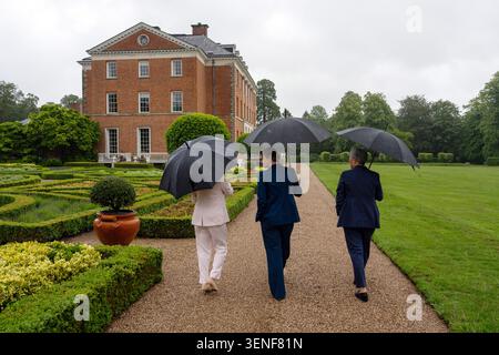 Foreign Secretary Yvette Cooper (centre) walks with Australia's Foreign ...