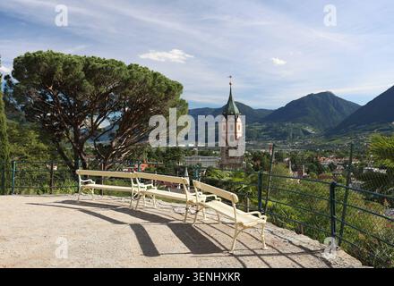 Ein Sommertag in Meran, Merano. Hier der Blick von der Kurpromenade auf ...